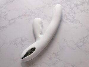 Gスポ狙い撃ちバイブ「ToyCod Eria」使ってみたレポ漫画 | キヌコロモ